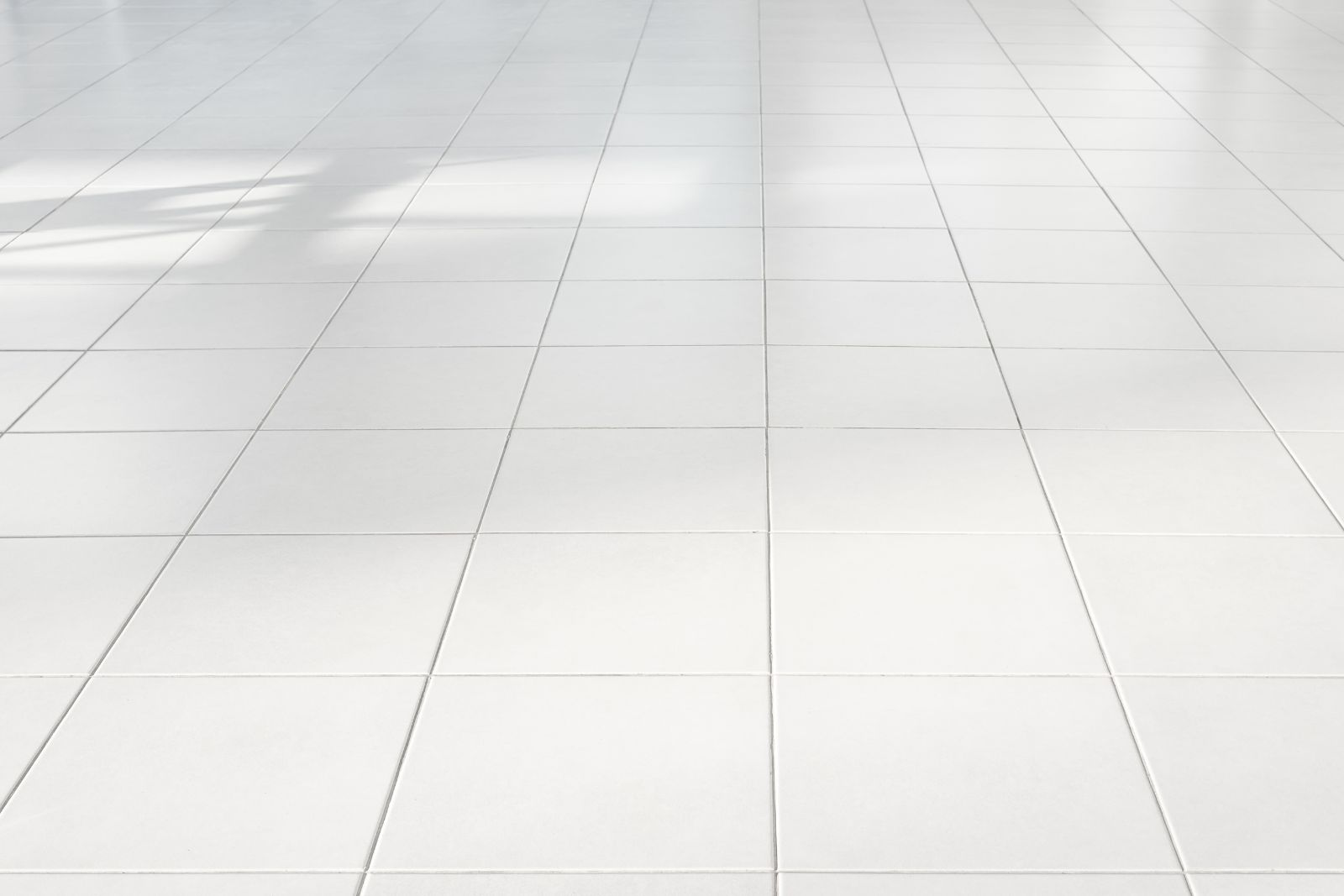 Cette astuce géniale transforme votre carrelage blanc en un revêtement ...
